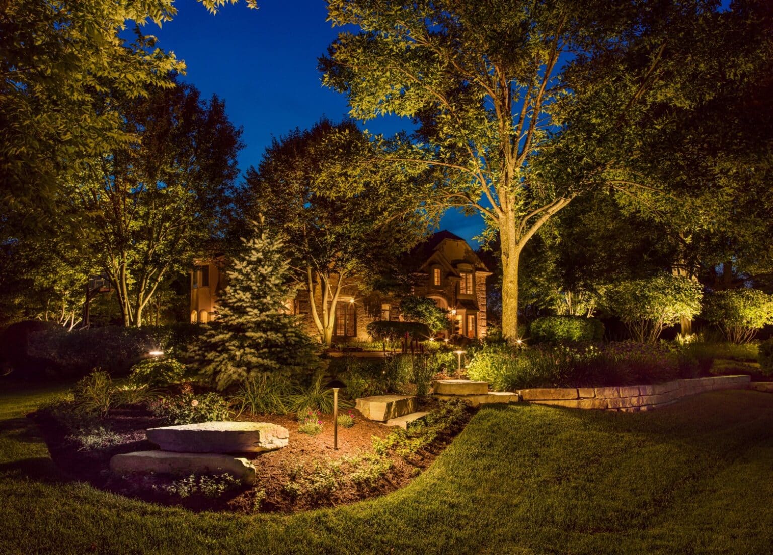 The Beginner's DIY Guide to a Professional-Looking Landscape Lighting ...